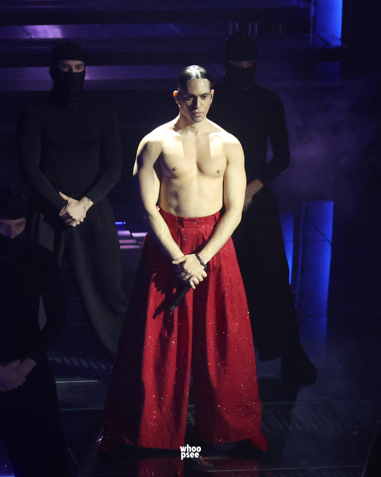 A Sanremo 2025 Mahmood porta in scena una performance unica con un ...