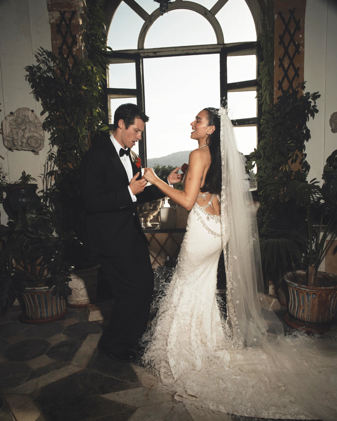 Dua Lipa e Callum Turner: le foto del matrimonio in Sicilia e l’abito ...